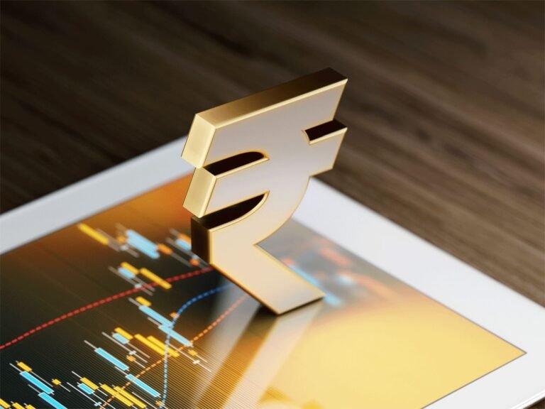 Rupee Falls Against Dollar as Oil Prices Jump High